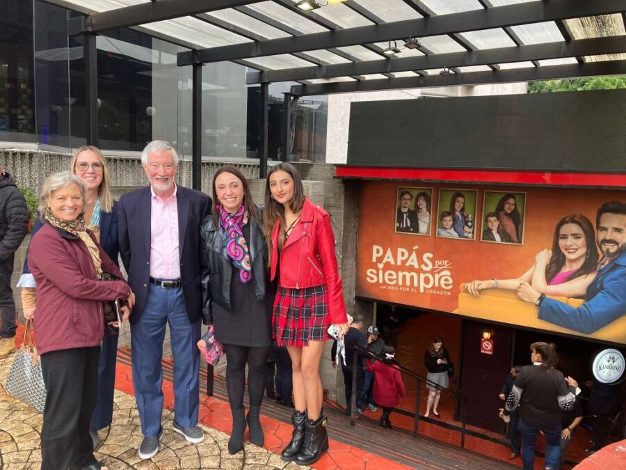 Writers, Actors, and Showrunners: Behind the Scenes at “Papás Por ...